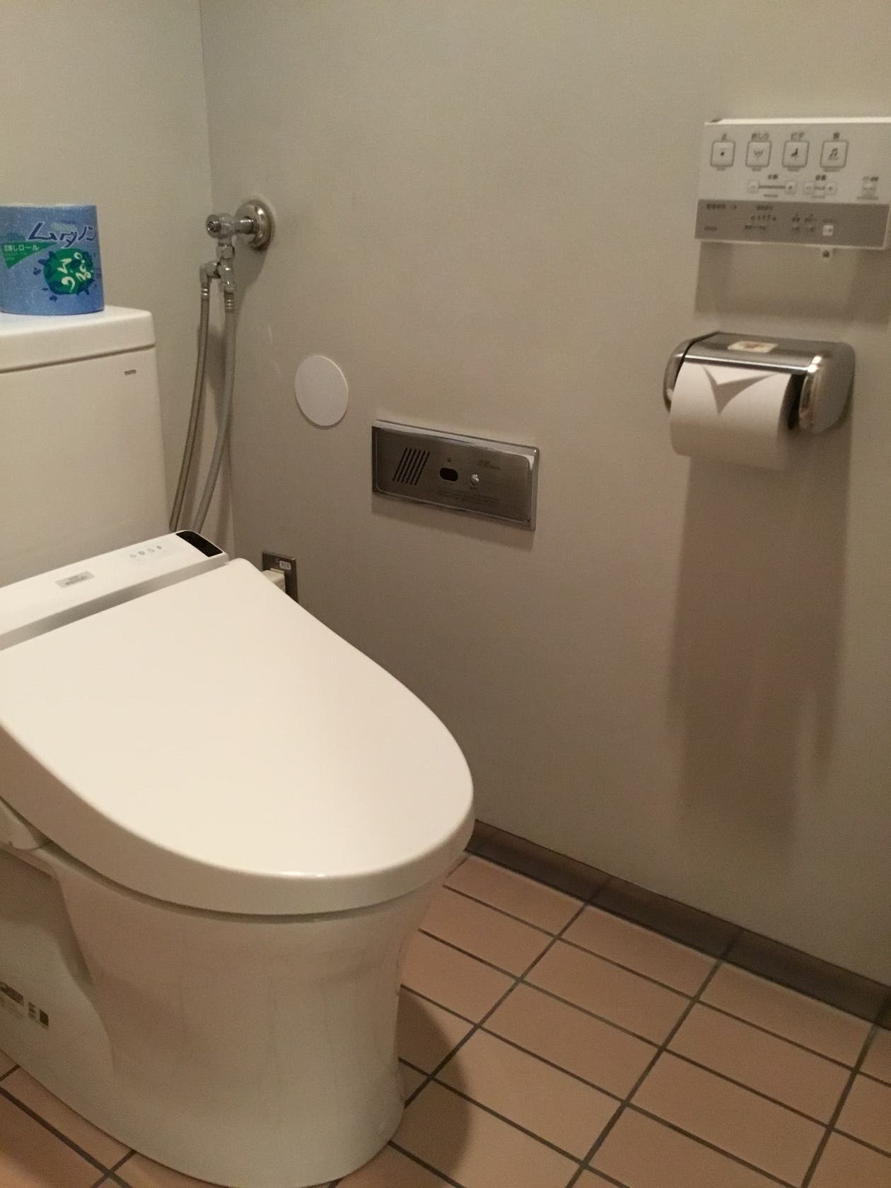 【堺筋本町駅 "目の前" 貸会議室】200人以上入る天井高くて明るい貸しホール（ABホール）の写真15