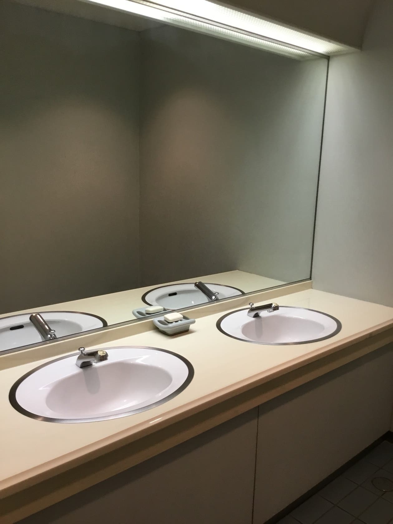 【堺筋本町駅 "目の前" 貸会議室】200人以上入る天井高くて明るい貸しホール（ABホール）の写真14