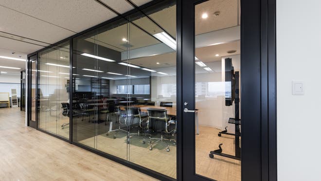 横浜駅徒歩6分!6名会議室 高速wifi/60インチモニター完備 テレワークや会議等で是非!【STAYUP横浜】の写真1