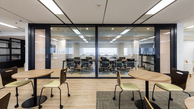 横浜駅徒歩6分!4名会議室 高速wifi/40インチモニター完備 テレワークや会議等で是非!【STAYUP横浜】の写真1