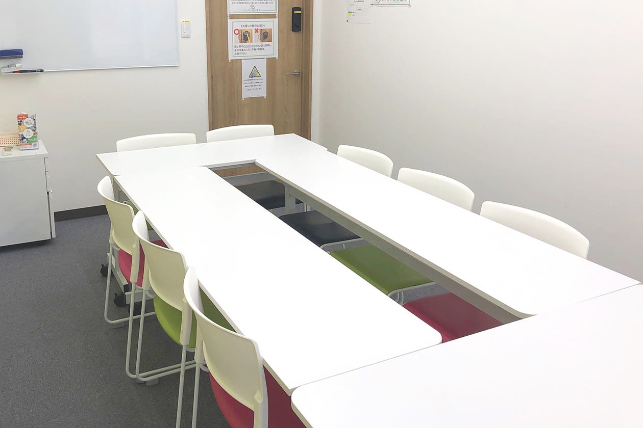 【天神駅徒歩2分】定員10名+予備椅子2名！プロジェクター含む備品・高速Wi-Fi無料！802会議室の写真4