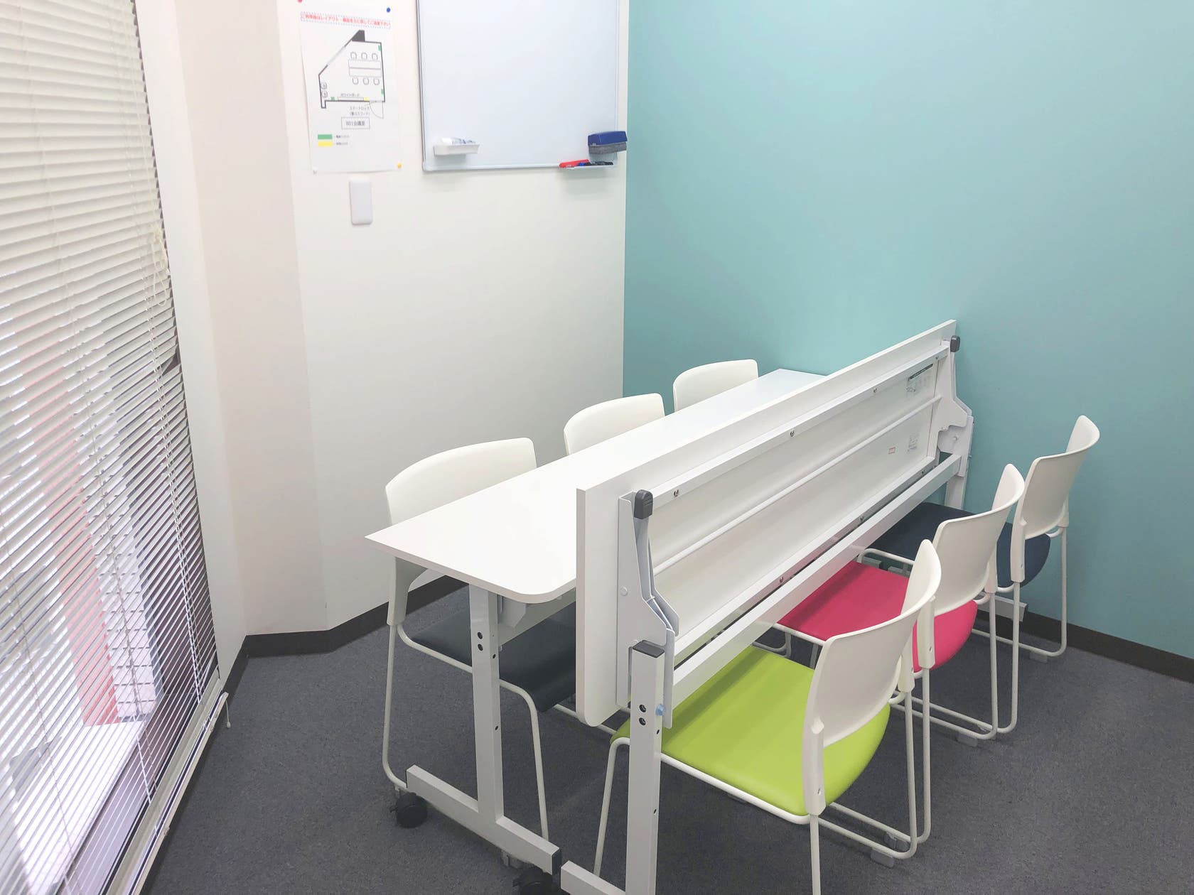 【天神駅徒歩2分】定員6名+予備椅子2名！プロジェクター含む備品・高速Wi-Fi無料！801会議室の写真4