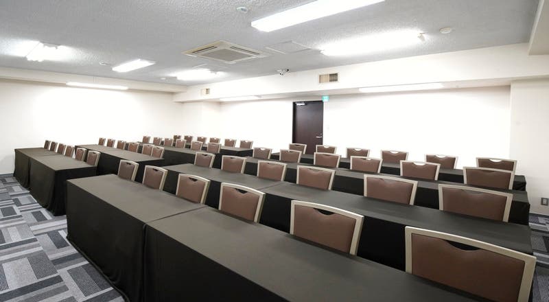 【 中規模の会議・研修にぴったり！ 】新橋・汐留駅から徒歩2分♪ 50名(セミナー形式48名)収容可能！高速光回線あります！