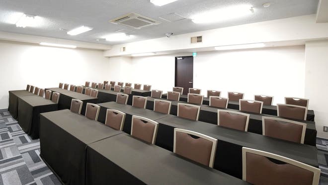 【 中規模の会議・研修にぴったり! 】新橋・汐留駅から徒歩2分♪ 50名(セミナー形式48名)収容可能!高速光回線あります!の写真1