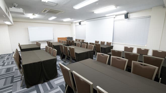 【 中規模の会議・研修にぴったり! 】新橋・汐留駅から徒歩2分♪ 50名(セミナー形式48名)収容可能!高速光回線あります!の写真3