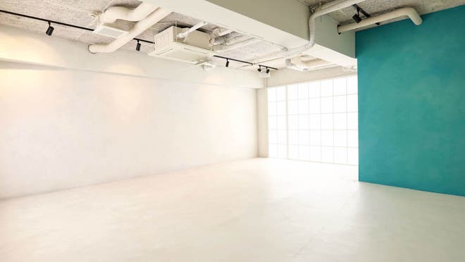 【京浜東北線 埼玉県 蕨市徒歩3分】手塗りの白壁白床。一日キレイに撮影できる埼玉の格安撮影スタジオの写真2