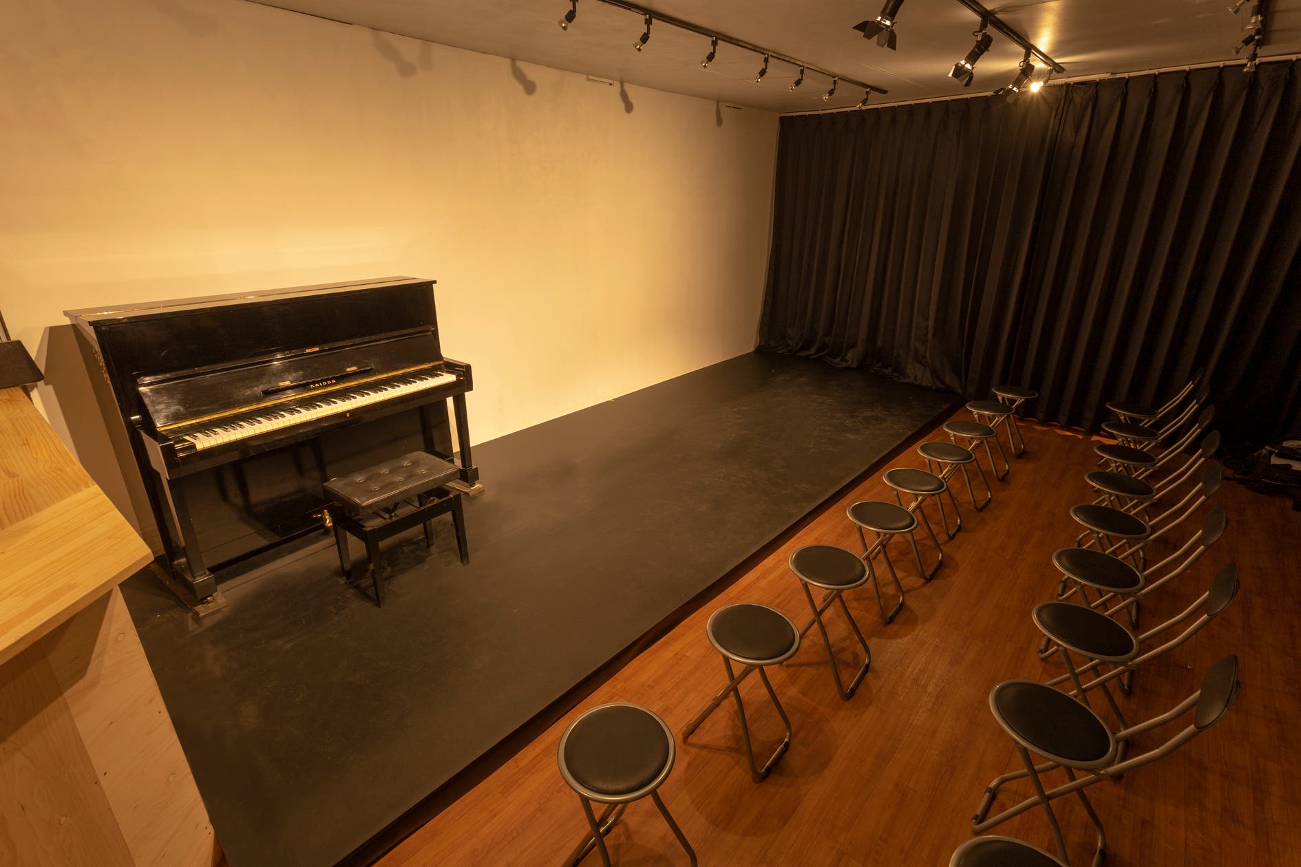 音出し自由！ステージつきライブカフェ風スペース♪練習撮影配信オフ会などに！の写真15