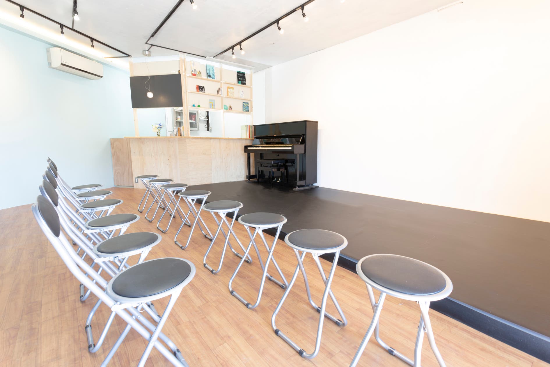 音出し自由！ステージつきライブカフェ風スペース♪練習撮影配信オフ会などに！の写真16