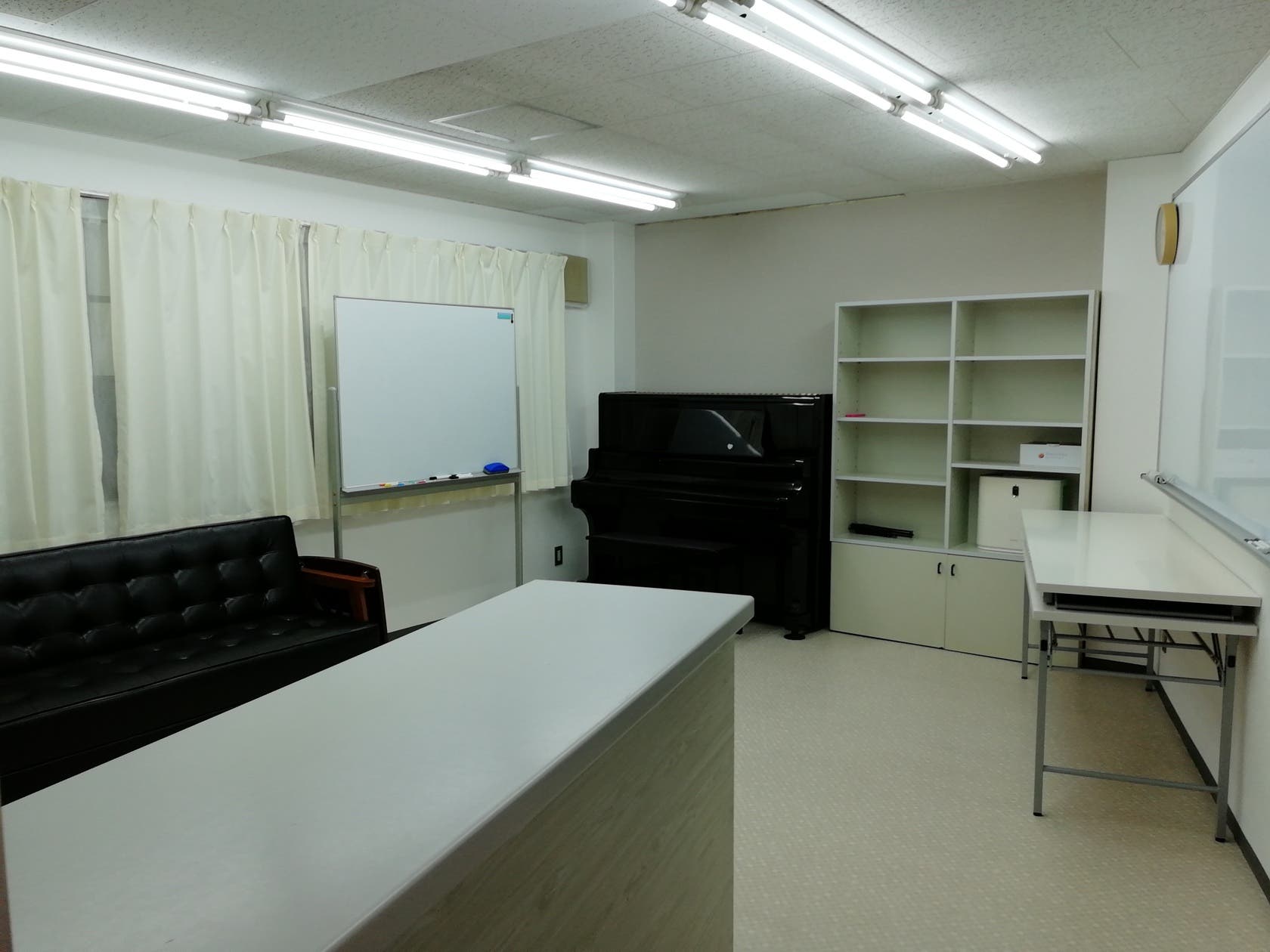 アップライトピアノ、窓に大きなホワイトボード有り！少人数でのご利用に最適。の写真11