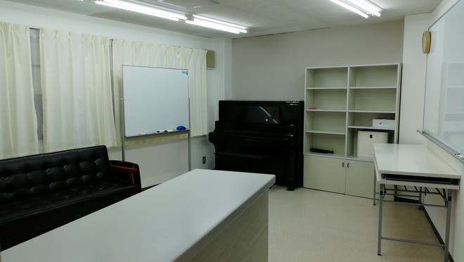 アップライトピアノ、窓に大きなホワイトボード有り!少人数でのご利用に最適。の写真11