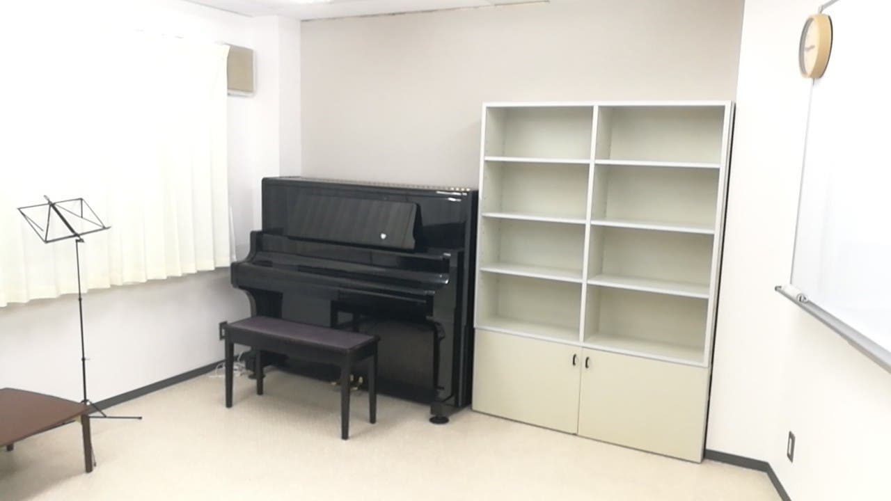 アップライトピアノ、窓に大きなホワイトボード有り！少人数でのご利用に最適。の写真12