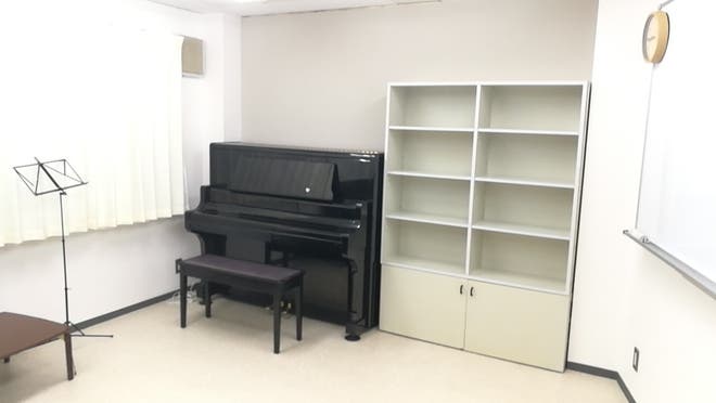 アップライトピアノ、窓に大きなホワイトボード有り!少人数でのご利用に最適。の写真12
