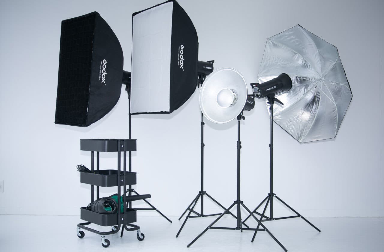 【堺筋本町】自然光溢れるレンタル撮影スタジオ、白モルタル壁、白コンクリート床・モルタル黒壁コンクリート黒床の黒ホリゾントの写真11