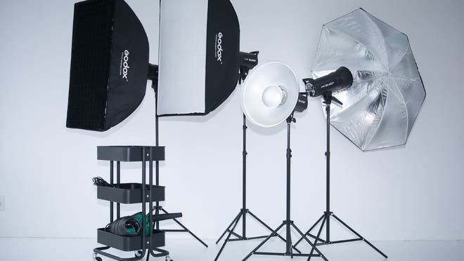 【堺筋本町】自然光溢れるレンタル撮影スタジオ、白モルタル壁、白コンクリート床・モルタル黒壁コンクリート黒床の黒ホリゾントの写真11