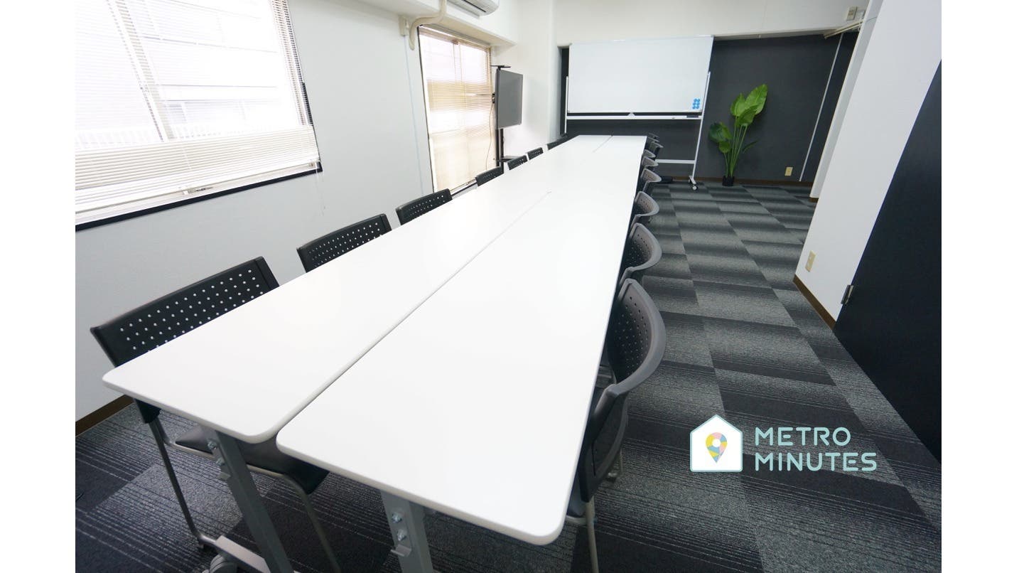 ＜ノワール会議室＞24名収容・新大阪駅4分！光回線Wi-Fi/モニター/プロジェクターの写真3