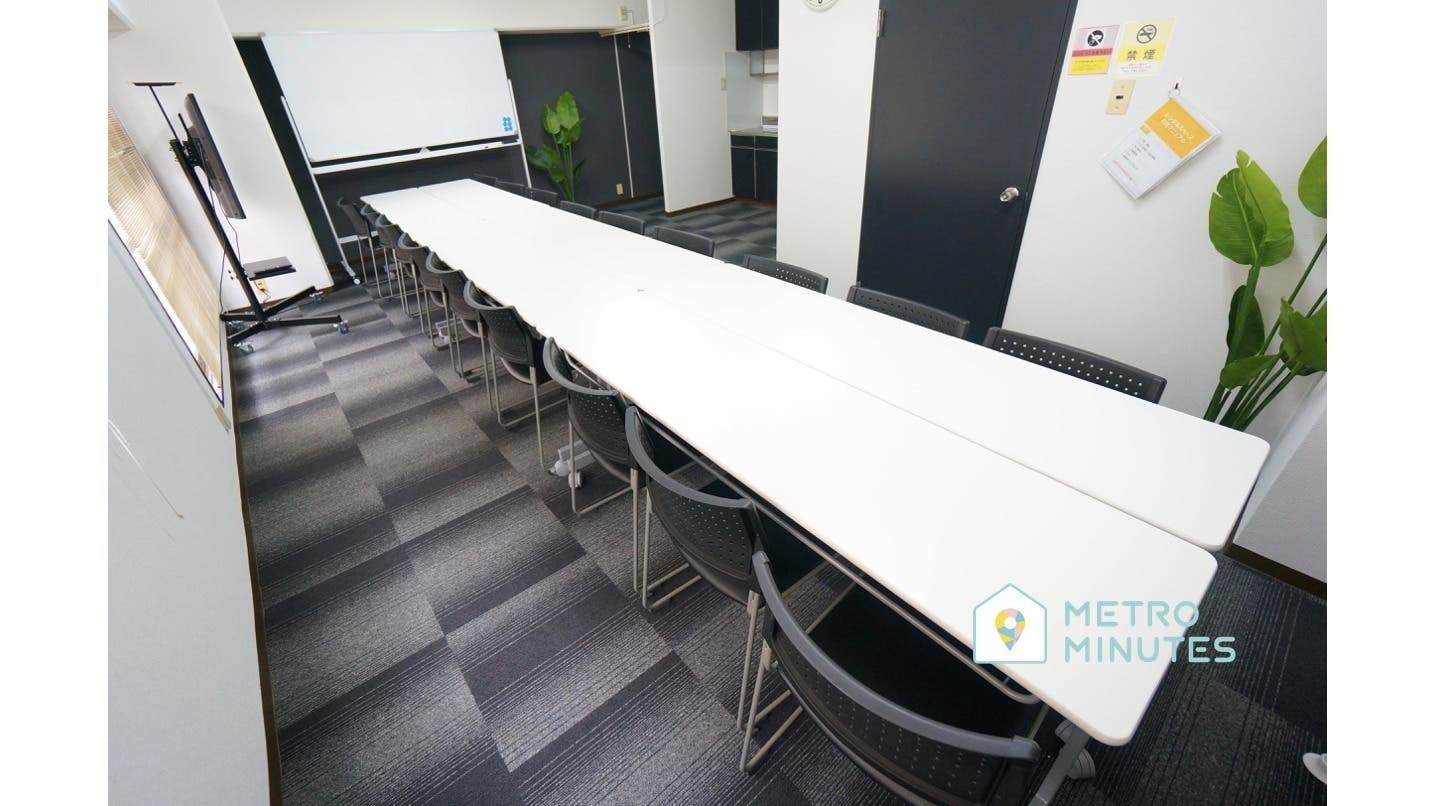 ＜ノワール会議室＞24名収容・新大阪駅4分！光回線Wi-Fi/モニター/プロジェクターの写真2