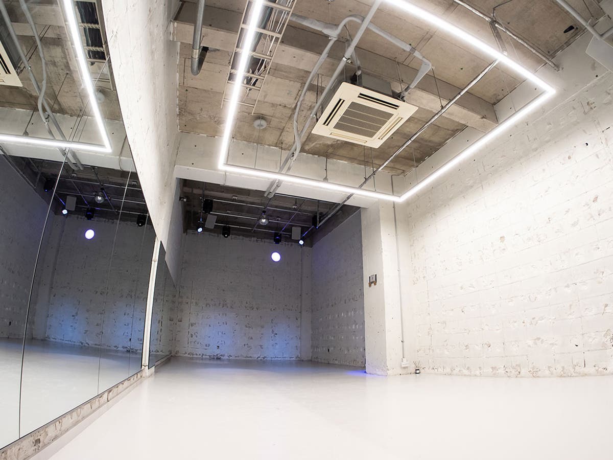 ベストホスト運営✨ 天高5m駅30秒の格安撮影スタジオ！各種撮影用照明、黒バック、グリーンバック、有線LAN完備！の写真4