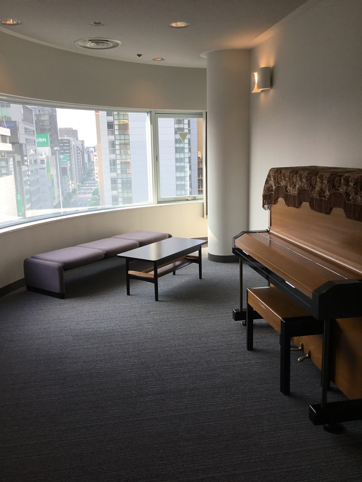 【堺筋本町駅 "目の前" 貸会議室】200人以上入る天井高くて明るい貸しホール（ABホール）の写真9