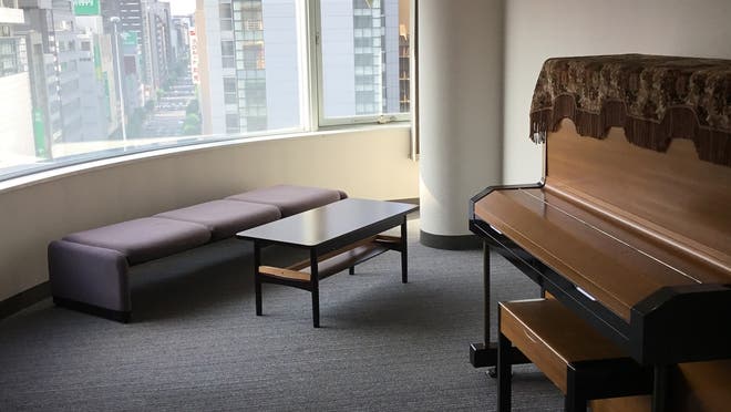 【堺筋本町駅 "目の前" 貸会議室】200人以上入る天井高くて明るい貸しホール(ABホール)の写真9