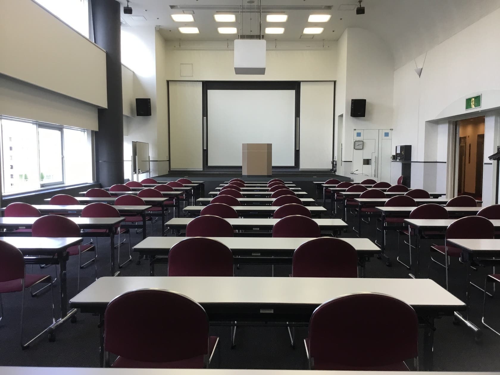 【堺筋本町駅 "目の前" 貸会議室】200人以上入る天井高くて明るい貸しホール（ABホール）の写真1