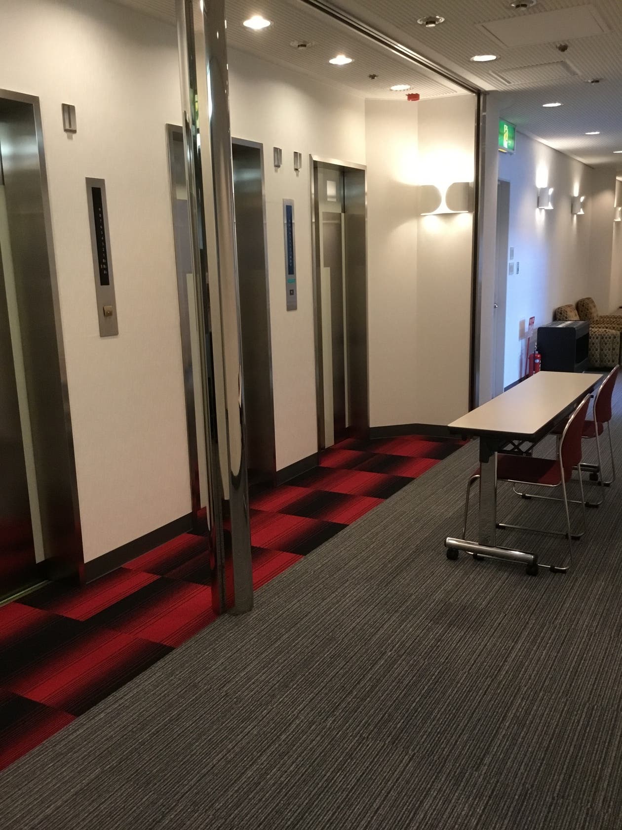 【堺筋本町駅 "目の前" 貸会議室】200人以上入る天井高くて明るい貸しホール（ABホール）の写真11