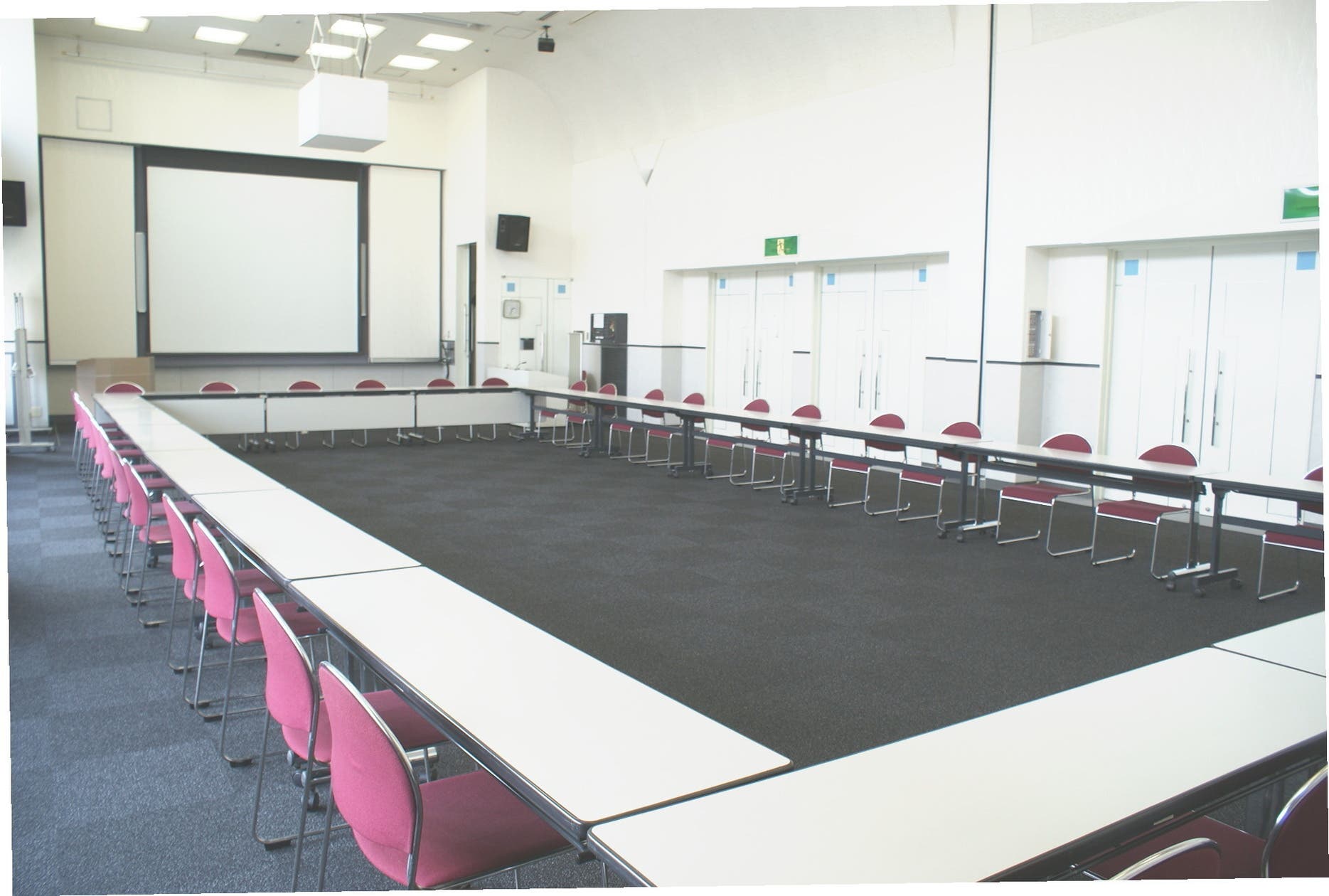 【堺筋本町駅 "目の前" 貸会議室】200人以上入る天井高くて明るい貸しホール（ABホール）の写真4