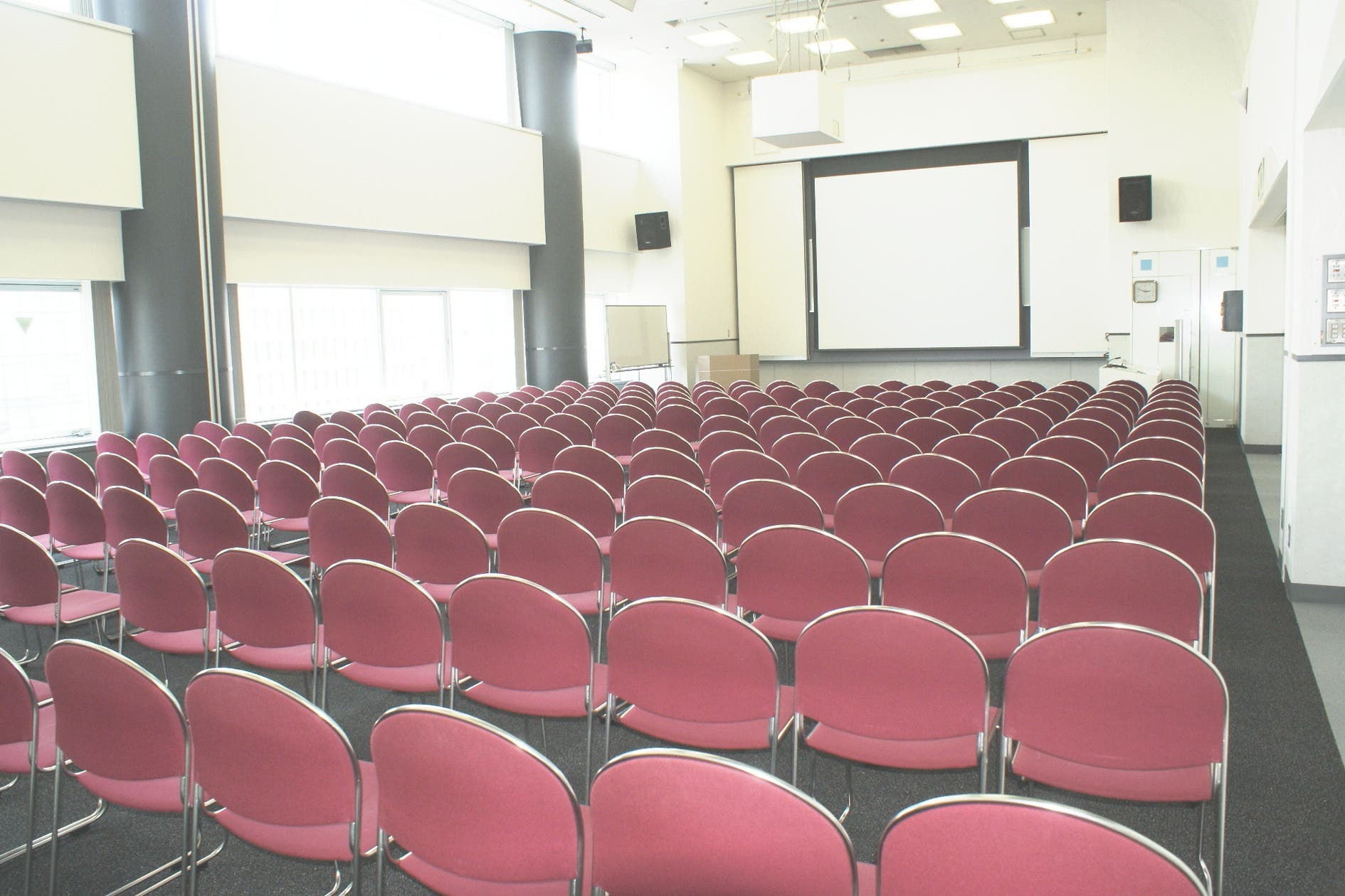 【堺筋本町駅 "目の前" 貸会議室】200人以上入る天井高くて明るい貸しホール（ABホール）の写真8
