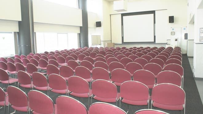 【堺筋本町駅 "目の前" 貸会議室】200人以上入る天井高くて明るい貸しホール(ABホール)の写真8