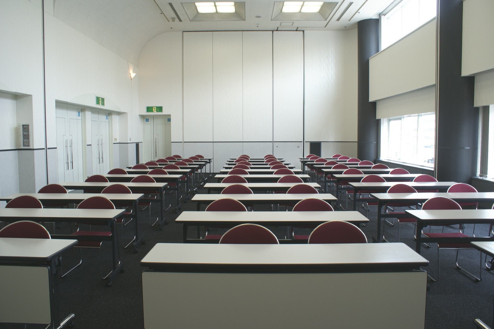 【堺筋本町駅 "目の前" 貸会議室】200人以上入る天井高くて明るい貸しホール（ABホール）の写真5