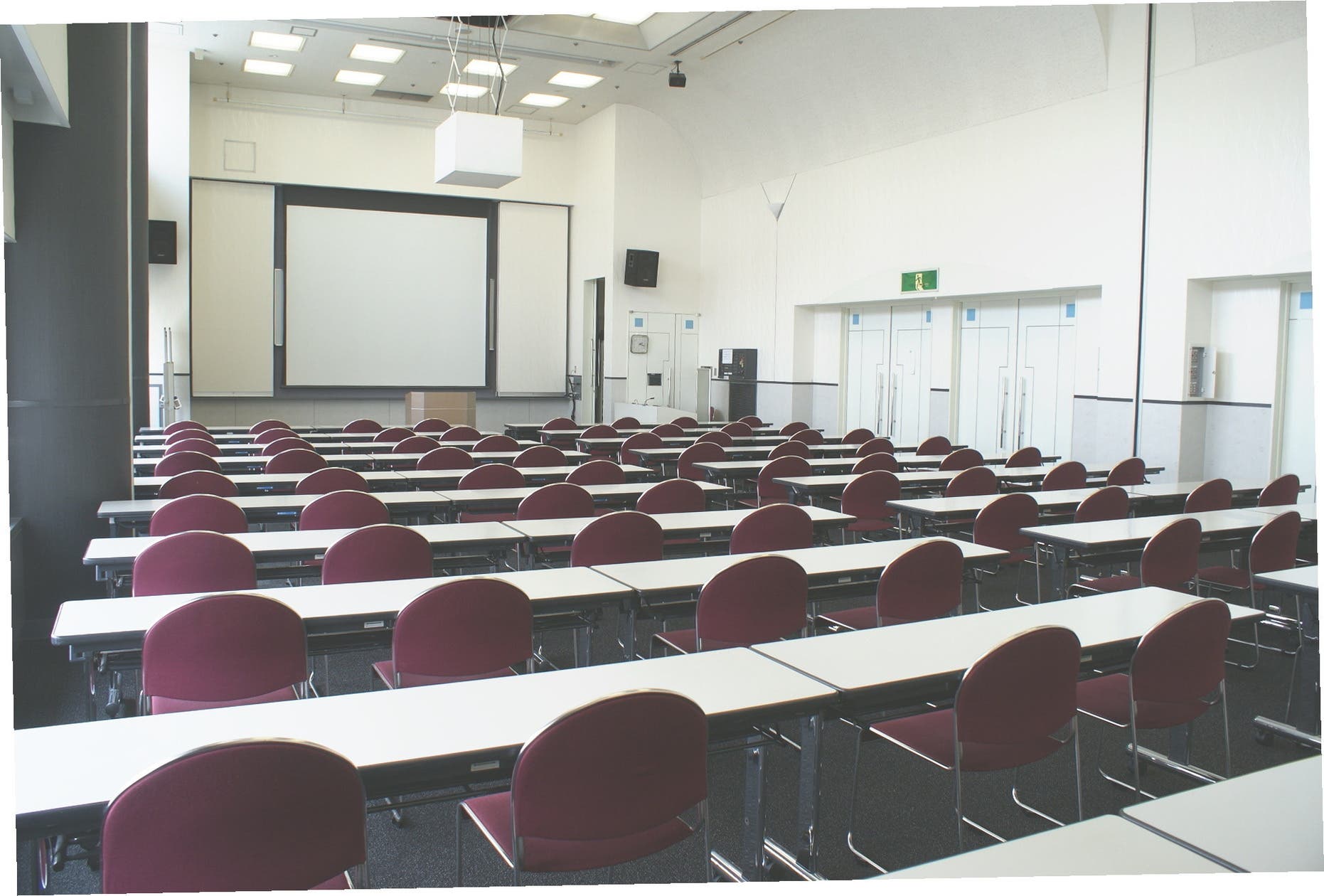 【堺筋本町駅 "目の前" 貸会議室】200人以上入る天井高くて明るい貸しホール（ABホール）の写真6