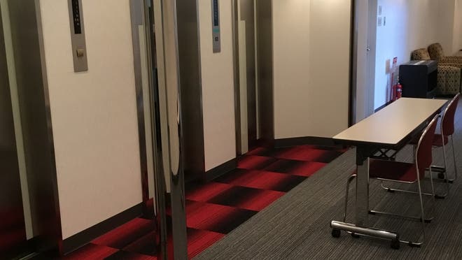 【堺筋本町駅 "目の前" 貸会議室】70人くらい入る天井高くて明るい貸しホール(Aホール)の写真2