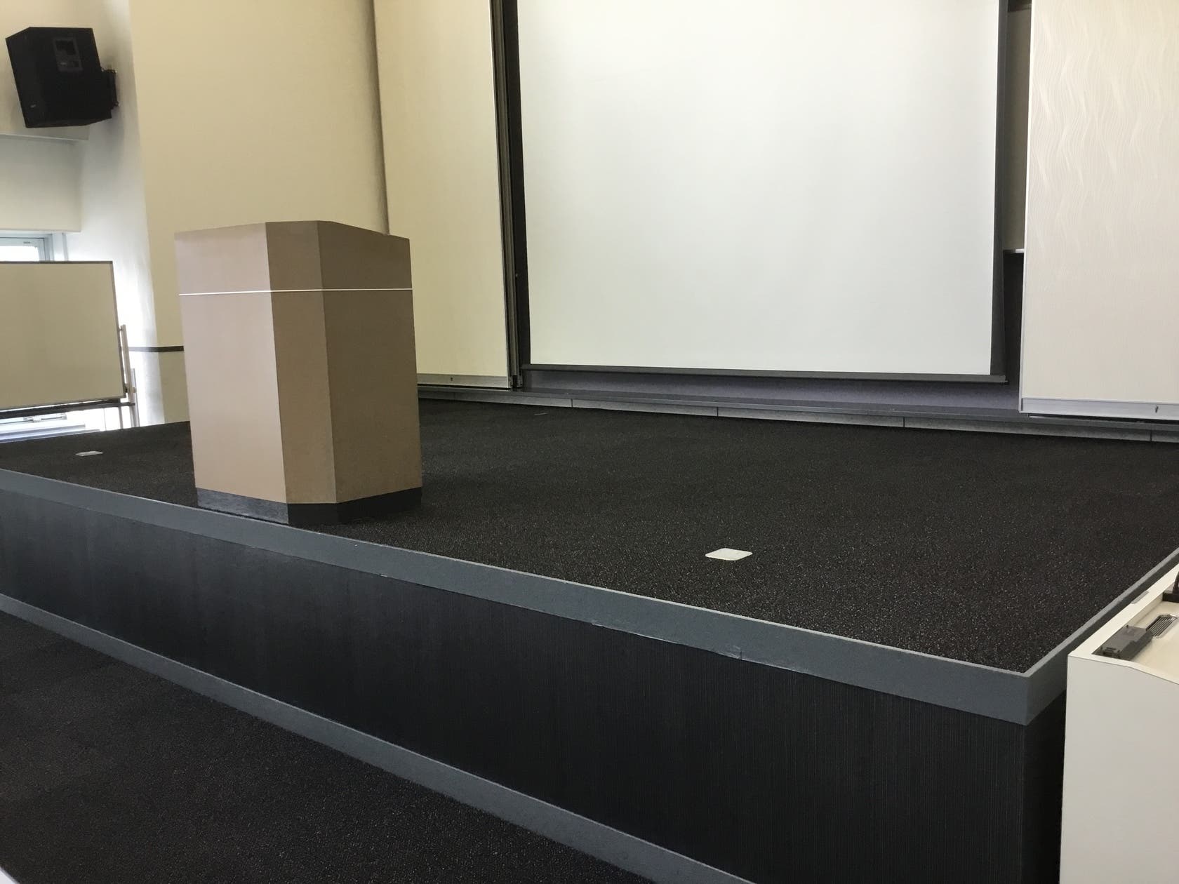 【堺筋本町駅 "目の前" 貸会議室】70人くらい入る天井高くて明るい貸しホール（Aホール）の写真8