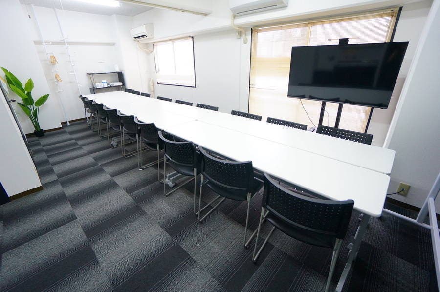 ＜ノワール会議室＞24名収容・新大阪駅4分！光回線Wi-Fi/モニター/プロジェクターの写真1