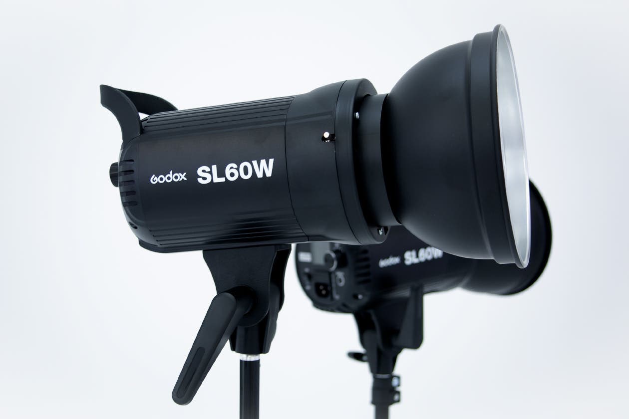 【堺筋本町】自然光溢れるレンタル撮影スタジオ、白モルタル壁、白コンクリート床・モルタル黒壁コンクリート黒床の黒ホリゾントの写真12