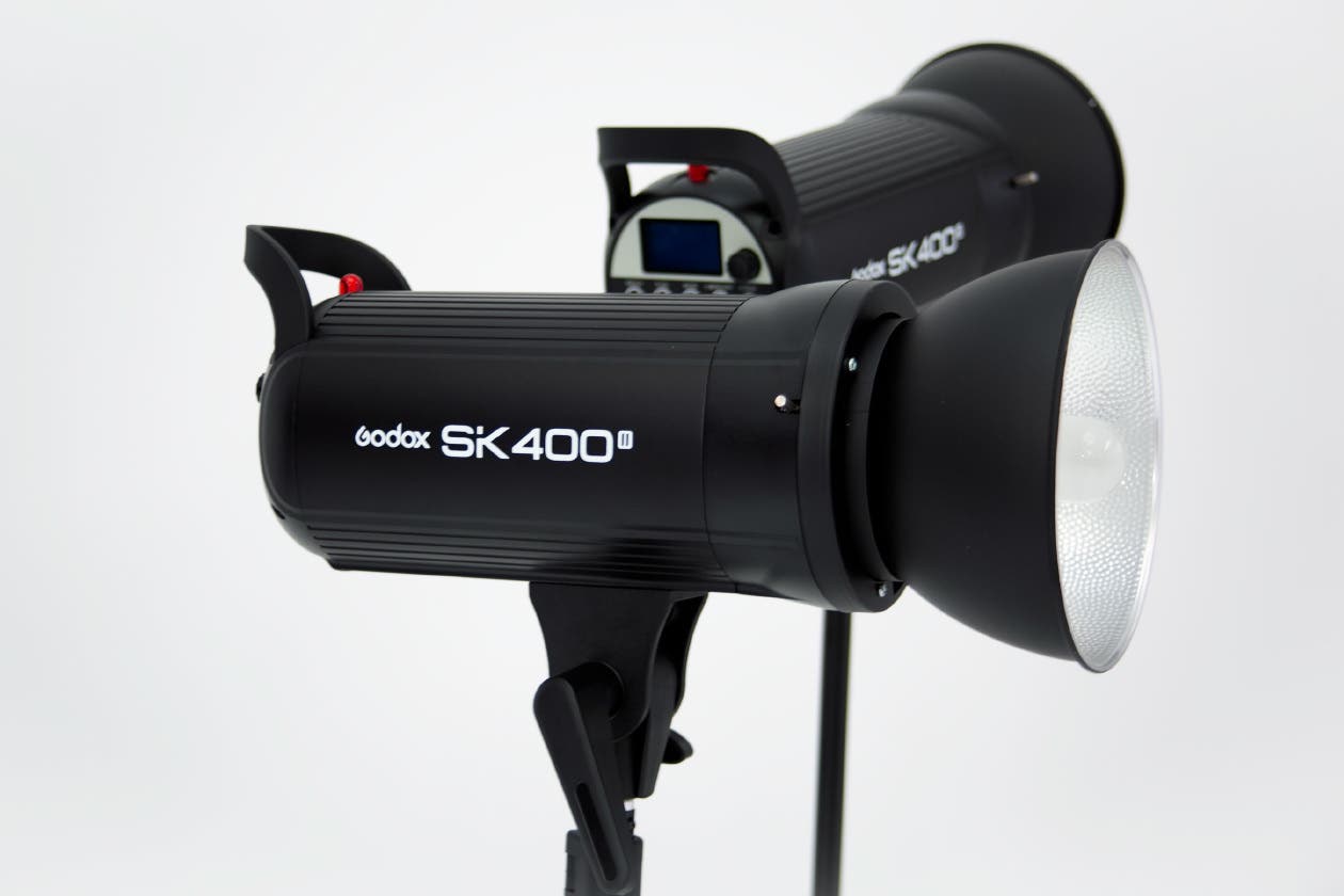 【堺筋本町】自然光溢れるレンタル撮影スタジオ、白モルタル壁、白コンクリート床・モルタル黒壁コンクリート黒床の黒ホリゾントの写真13