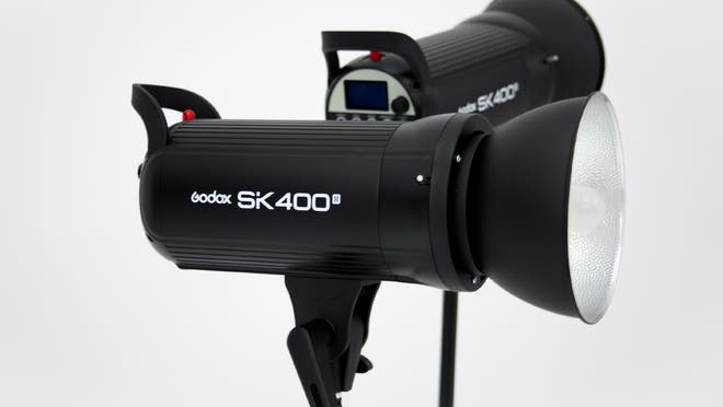 【堺筋本町】自然光溢れるレンタル撮影スタジオ、白モルタル壁、白コンクリート床・モルタル黒壁コンクリート黒床の黒ホリゾントの写真13