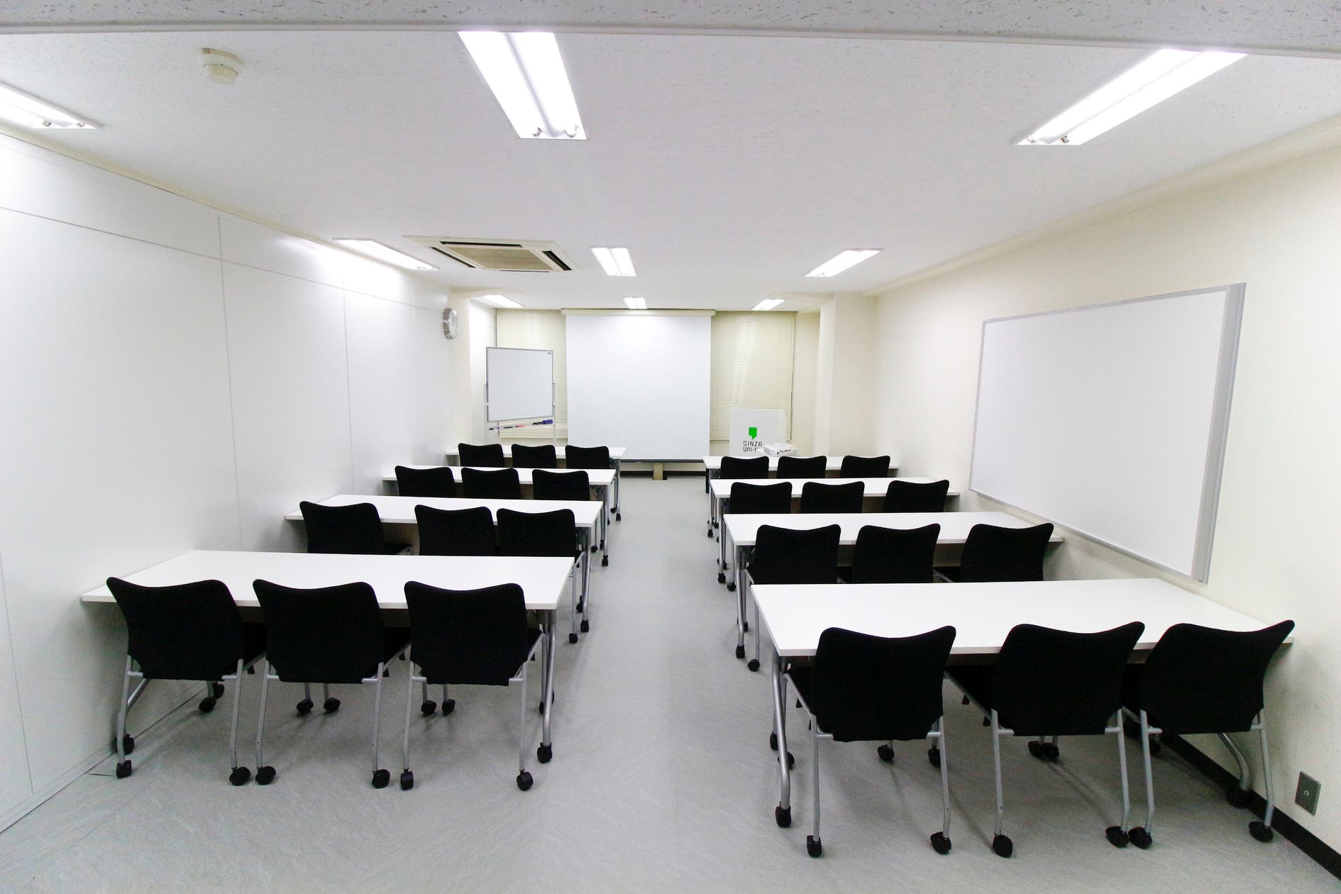 【東銀座駅1分・銀座駅5分】最大収容人数24名の会議室｜プロジェクター完備✨研修・面接・商談・勉強会に｜G302の写真1