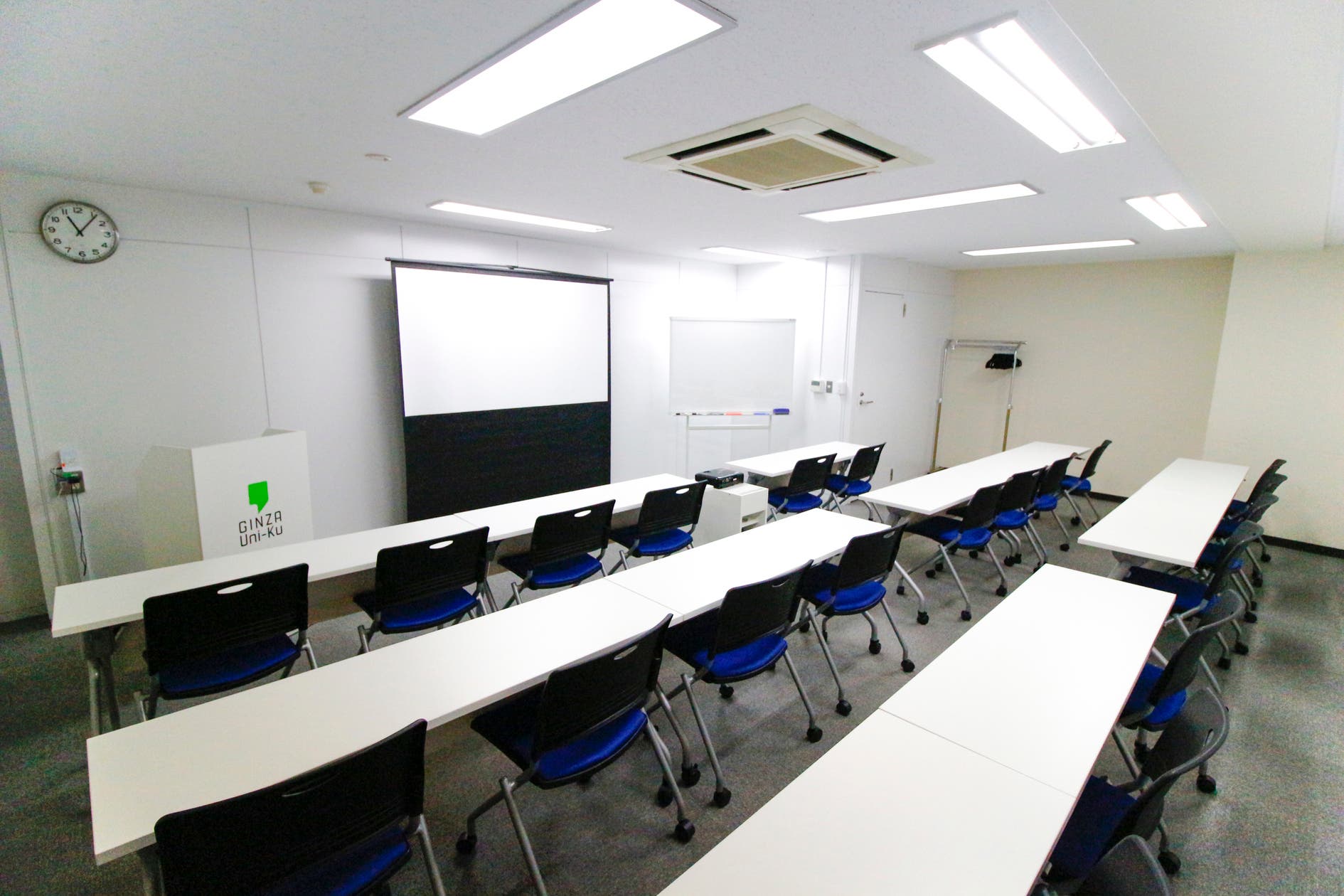 【東銀座駅1分・銀座駅5分】最大収容人数22名の会議室｜プロジェクター完備✨一面は鏡張り🪞研修・面接・商談・勉強会に｜G403の写真3