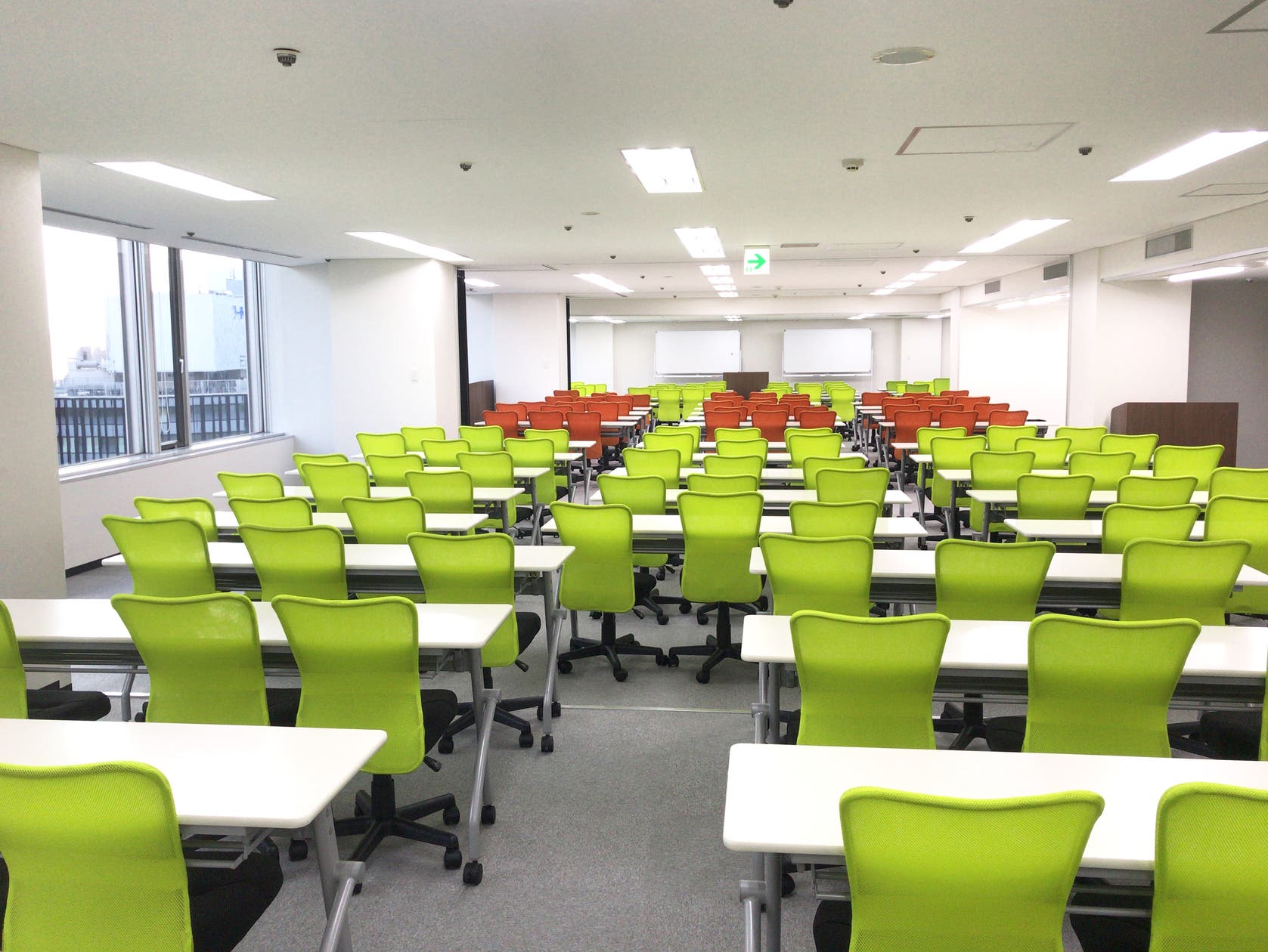 81+82+83【梅田駅・大阪駅前ビル】最大66人/Wi-Fiあり/研修/会場/セミナー会場/講習/講座/会議室の写真2