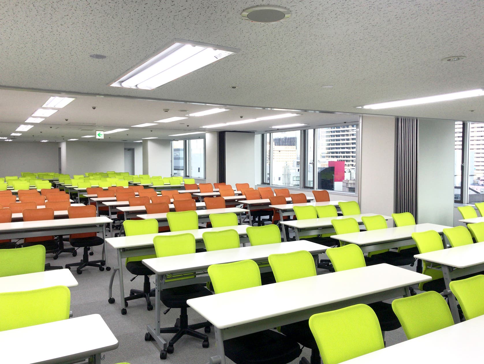 81+82+83【梅田駅・大阪駅前ビル】最大66人/Wi-Fiあり/研修/会場/セミナー会場/講習/講座/会議室の写真3