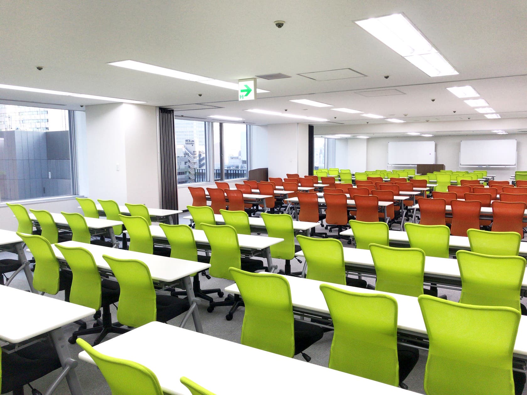 81+82+83【梅田駅・大阪駅前ビル】最大66人/Wi-Fiあり/研修/会場/セミナー会場/講習/講座/会議室の写真1