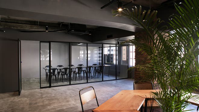 【南森町/大阪天満宮】片面ガラス張りのおしゃれで落ち着いた会議室・・・会議/撮影・収録/ボードゲーム/ファンミーティングなどの写真6