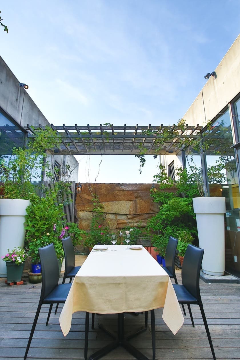 ビル最上階、中庭のあるレストラン。撮影やセミナー、会議、講演会、マルシェ、演奏会等に。中庭も完備。の写真2