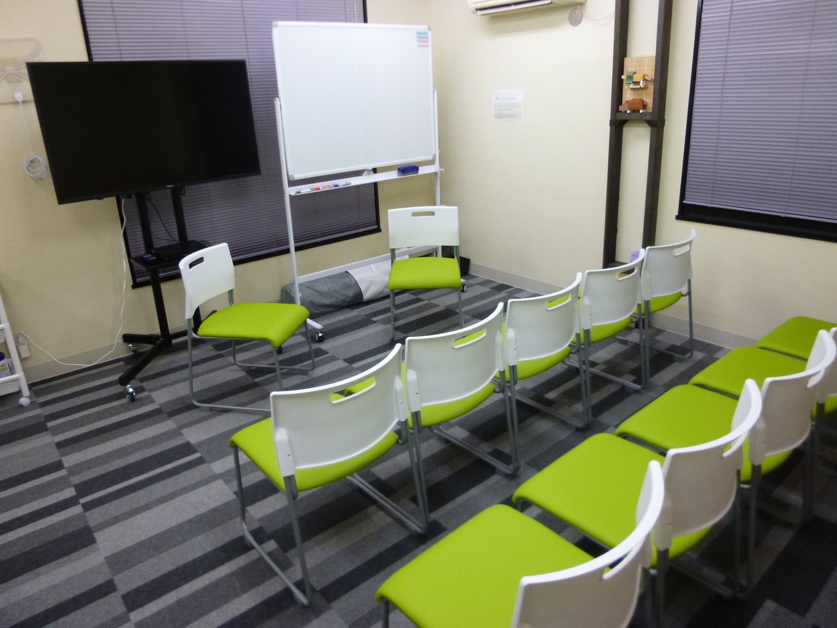 超高速光回線・Wi-Fi/大型モニタ/感染症対策グッズ/即予約★神田駅徒歩3分のテラス＆応接付き会議室の写真6