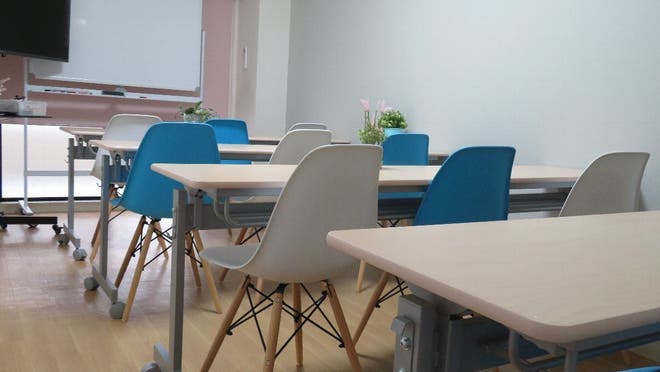 【本町駅】徒歩3分の落ち着いた会議室!☆12名☆WiFi/50型モニタ☆ゲーム大会やテレワーク等にも♪【 FEEL 本町】の写真3