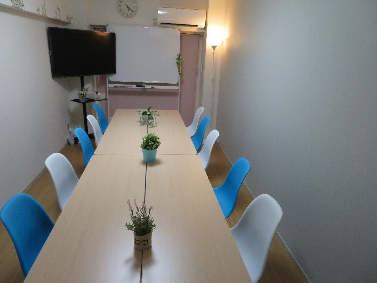 【本町駅】徒歩3分の落ち着いた会議室！☆12名☆WiFi/50型モニタ☆ゲーム大会やテレワーク等にも♪【 FEEL 本町】の写真5