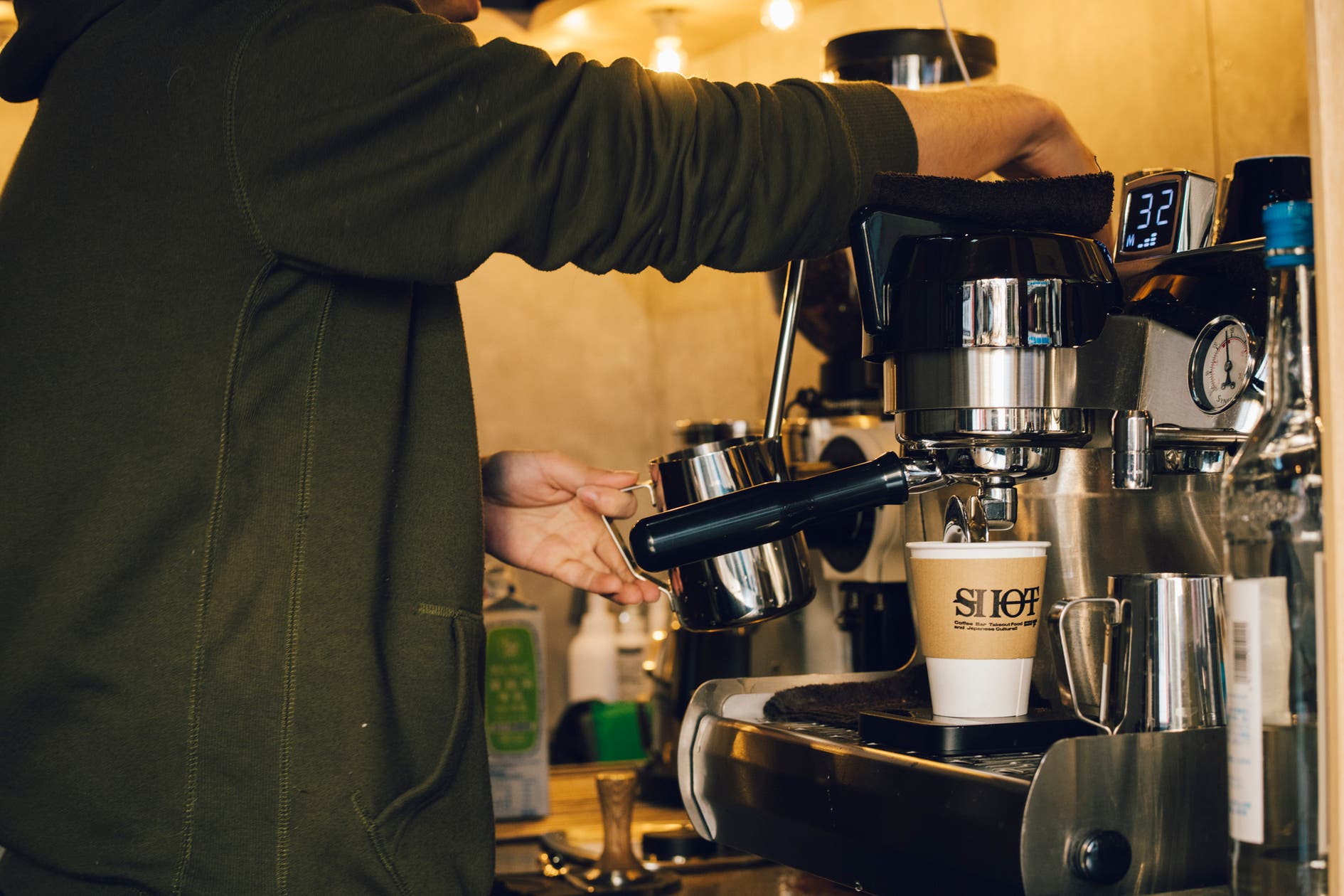 ①コーヒーショップ＆バー、②プロモーションスペース、③観光案内所の3つの機能を持った飲食店！の写真5