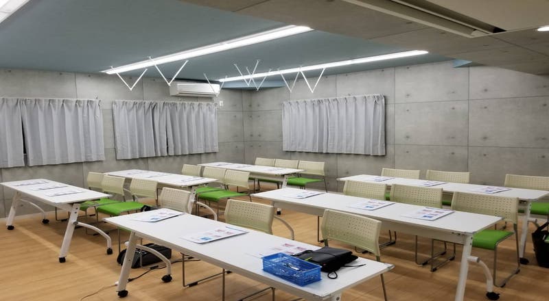 会議用テーブル・イス、プロジェクター完備！セミナーや会議利用等に！