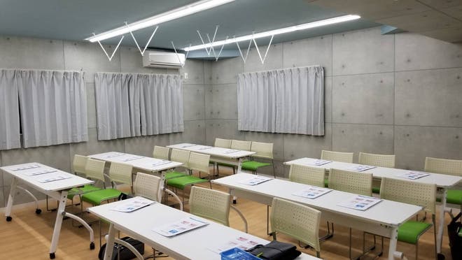 会議用テーブル・イス、プロジェクター完備!セミナーや会議利用等に!の写真2