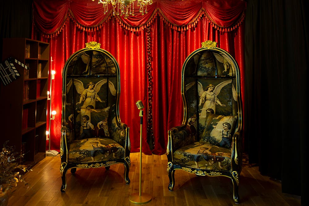 蒲田撮影スタジオ「スタジオカプラ」Aスタジオ　自然光・エレガンス調・姫ベッド　教室セットの写真4